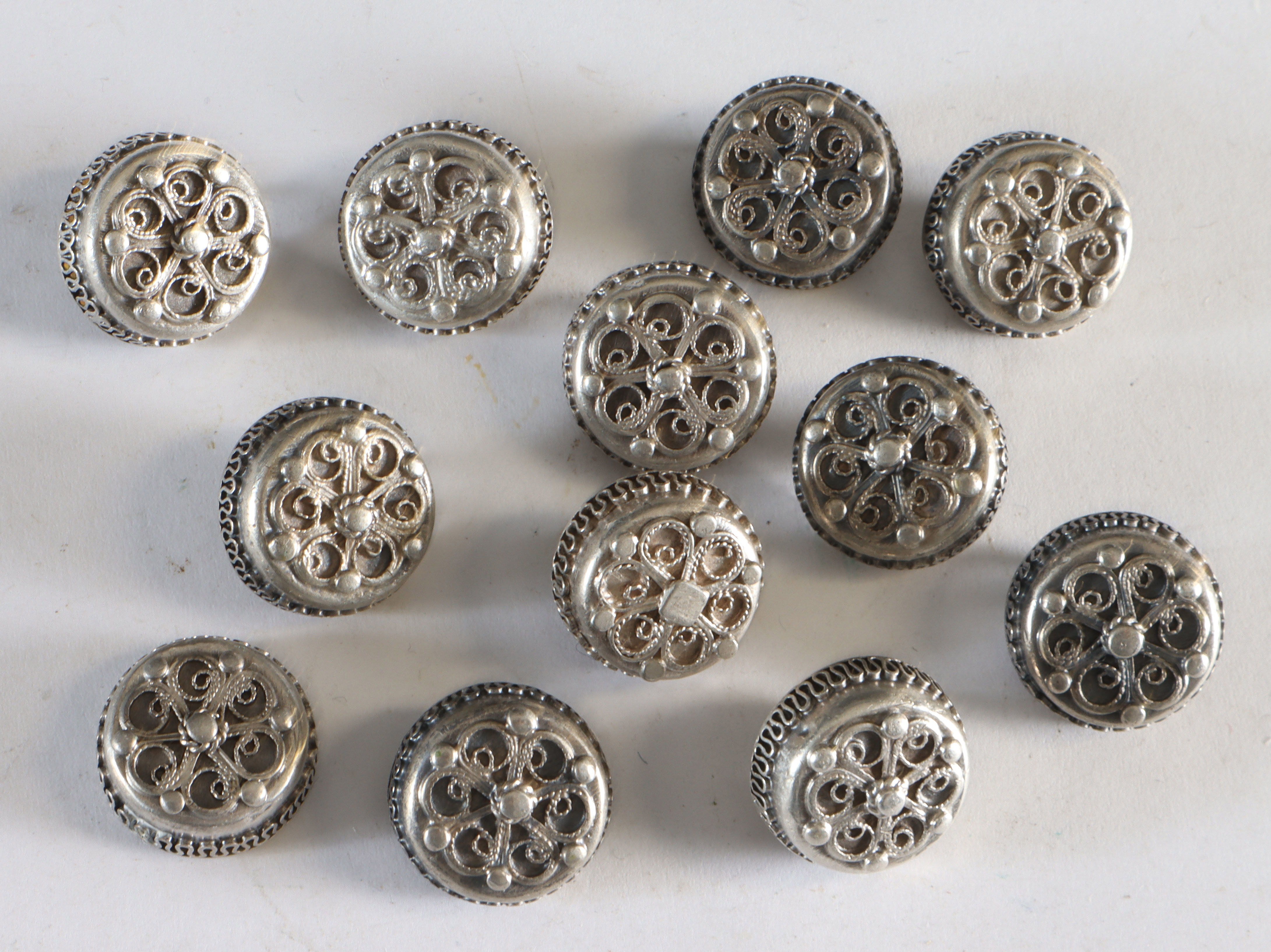 12 knapper i sølv, 1857. | Auksjon
