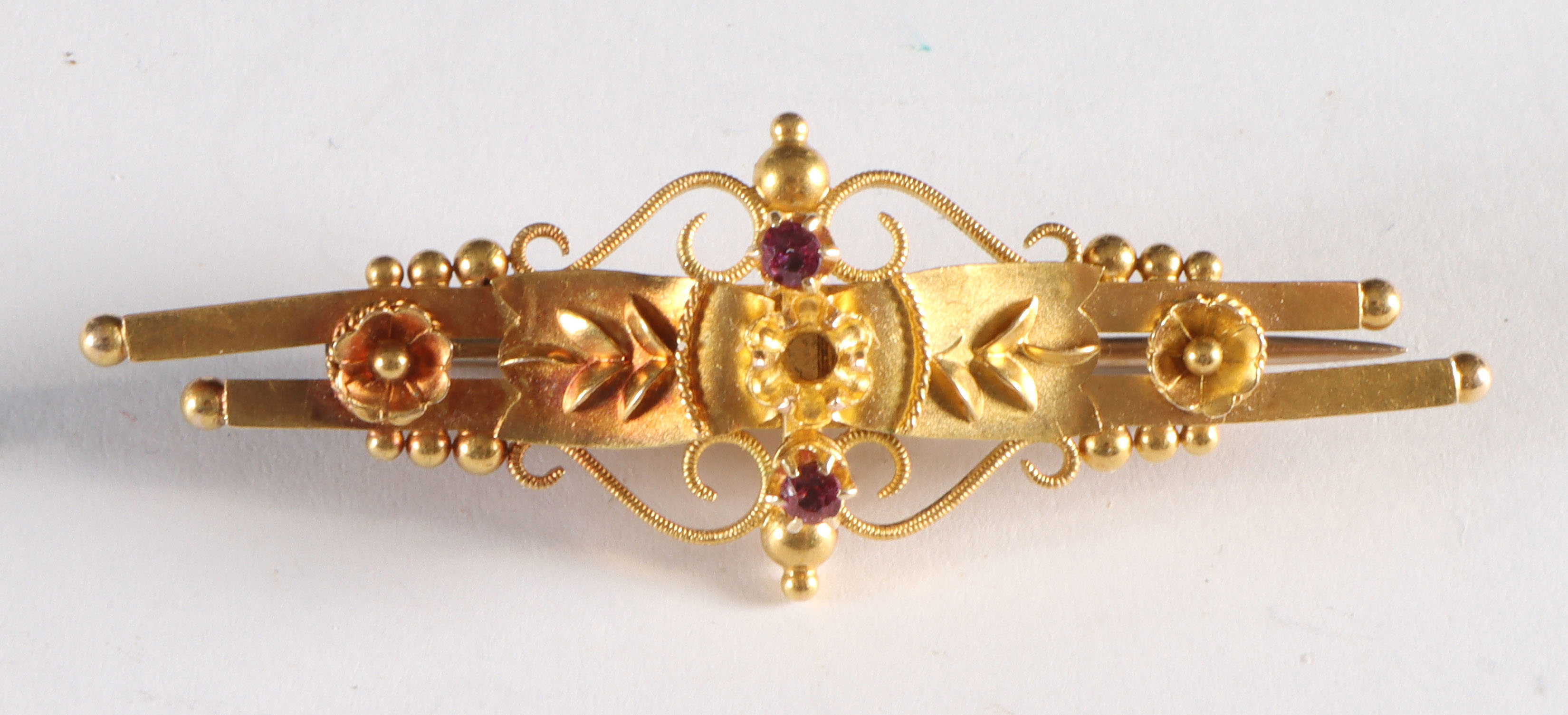 Nål i gull m/rubiner, 18/1900 t. | Auksjon