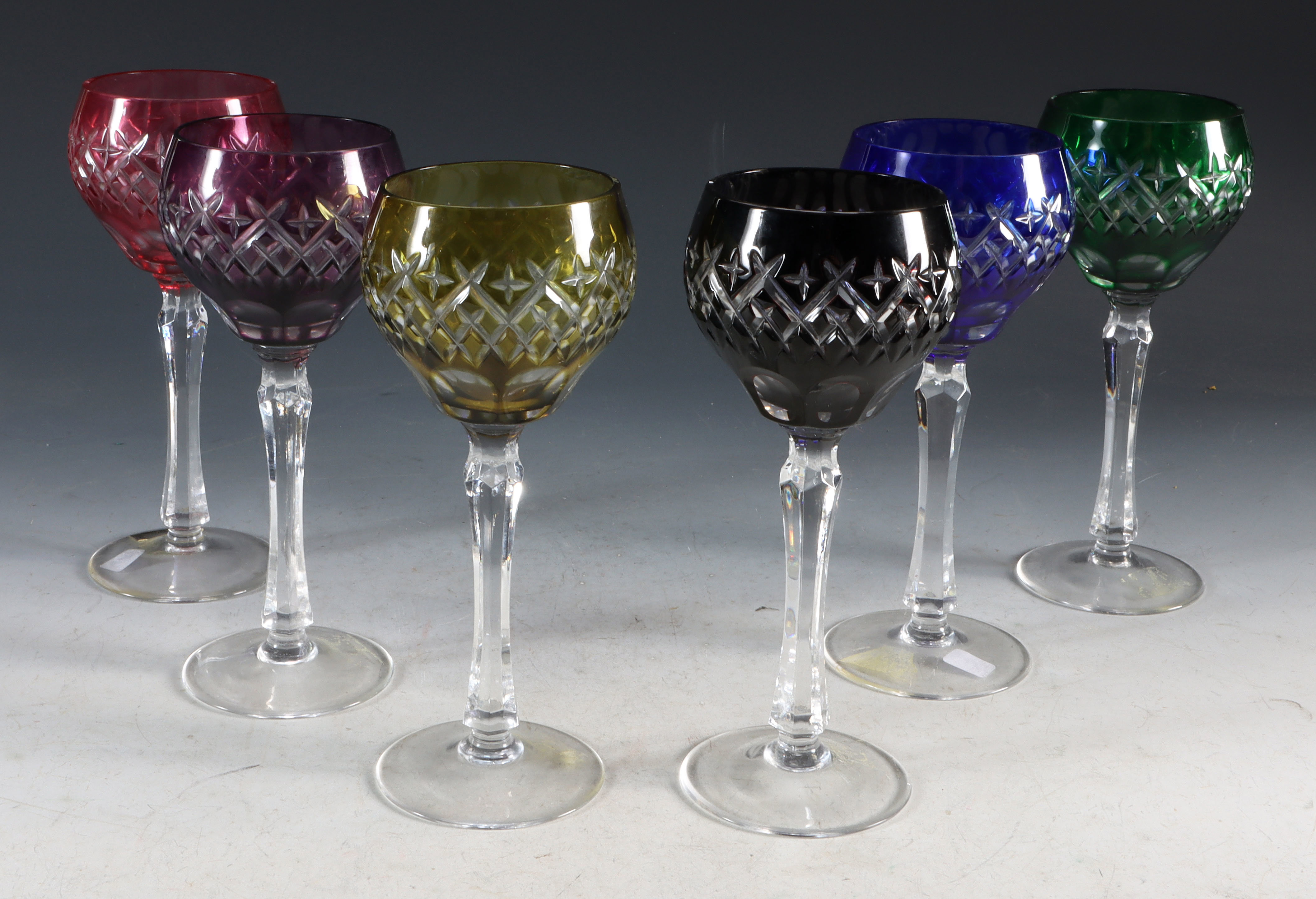 6 vinglass m/farget klokke. | Auksjon